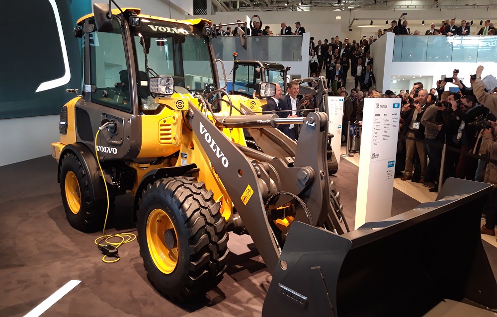 Primele utilaje electrice promise de Volvo CE au putut fi văzute la ...