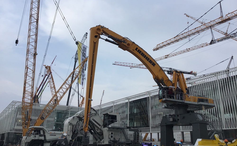 Liebherr innovations for port operation – the LH 110 C Gantry Port with ...