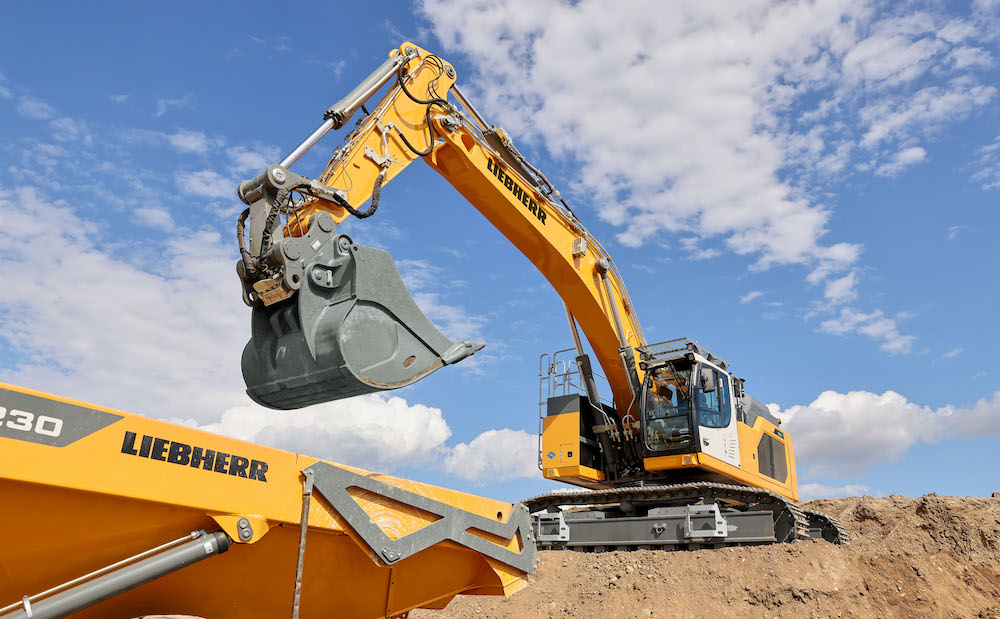 World premiere: Liebherr debuted a crawler excavator with a hydrogen ...
