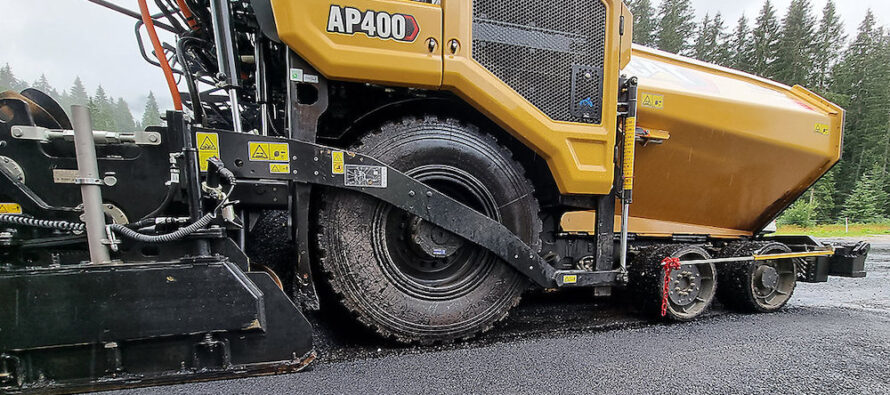 Caterpillar adaugă o linie compactă de modele în gama sa de finisoare ...